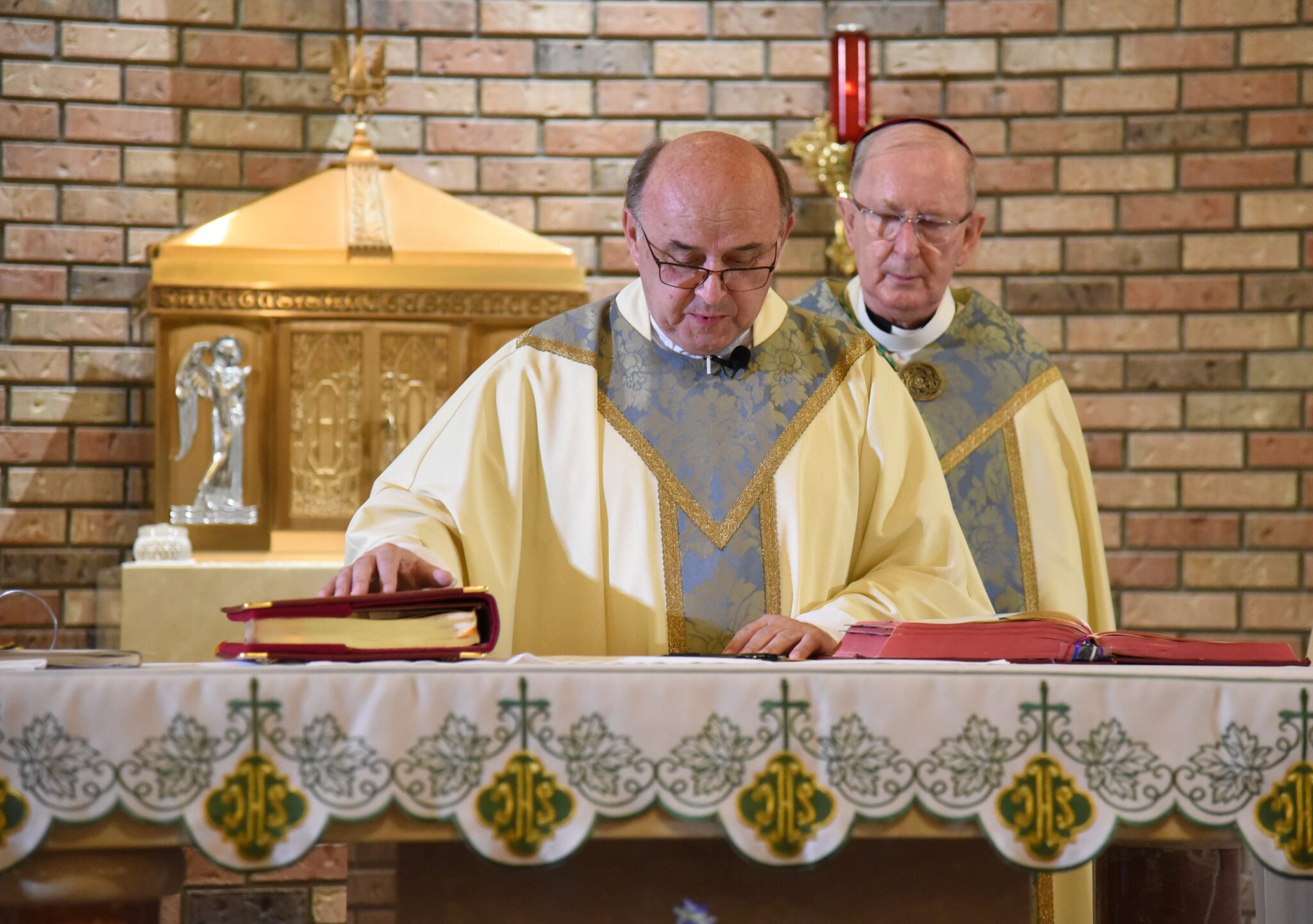 Parish receives 2 blessings — of portico and pastor – Diocese of Orlando, Florida
