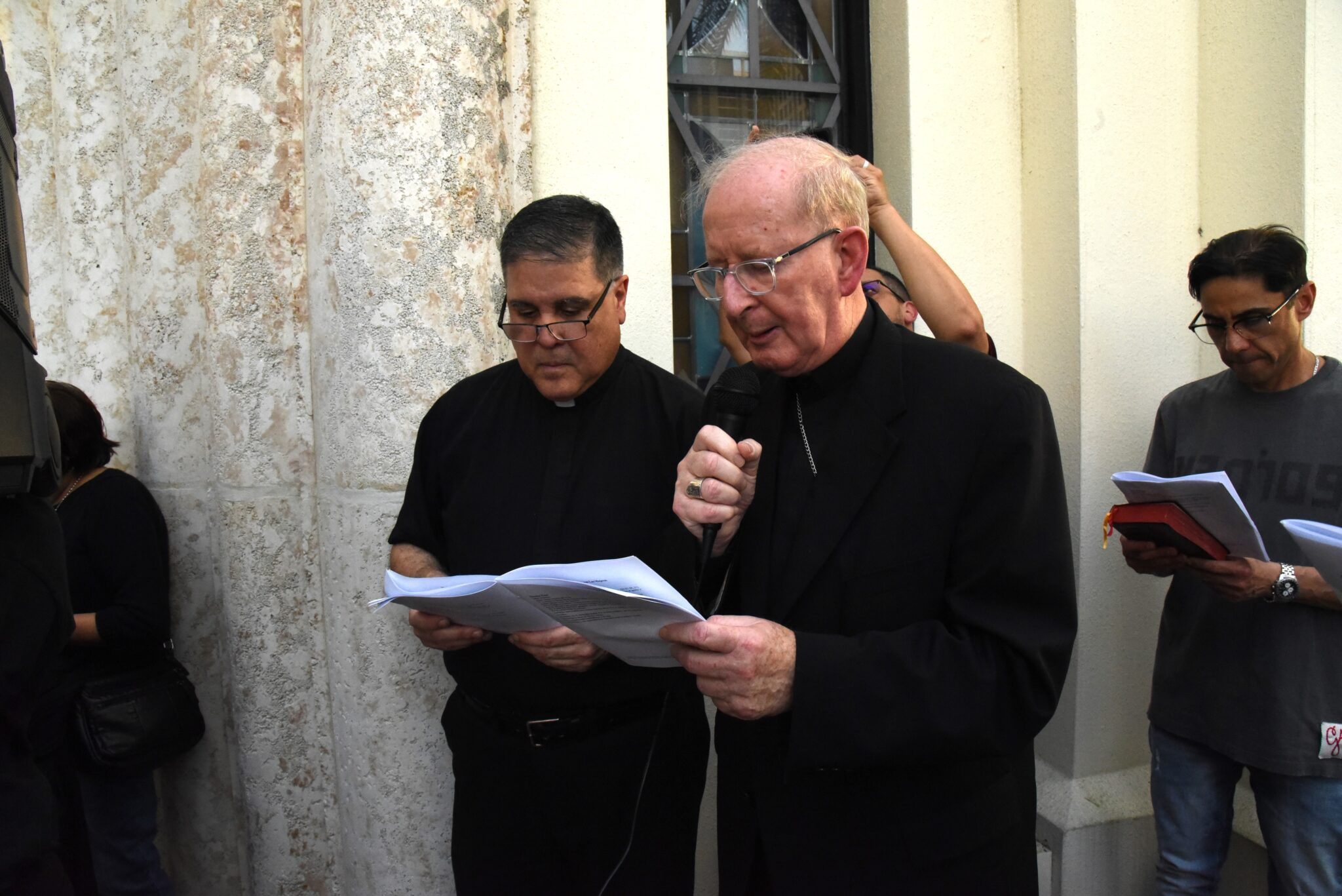 Pilgrims unite and bear the cross together – Diocese of Orlando, Florida